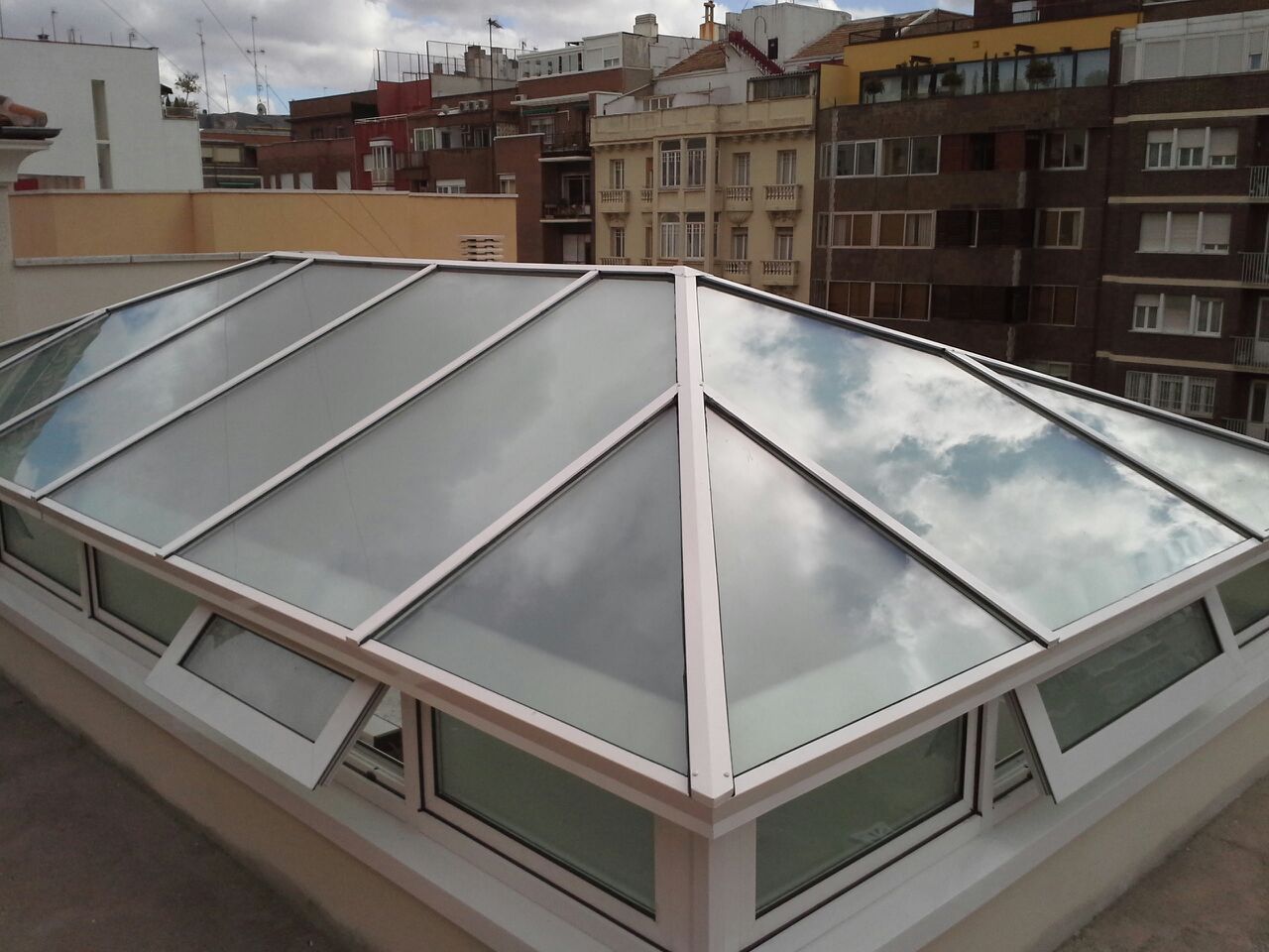LUCERNARIOS SEGUROS Y DE CALIDAD EN MADRID - Lucerglass - Ingeniería en ...